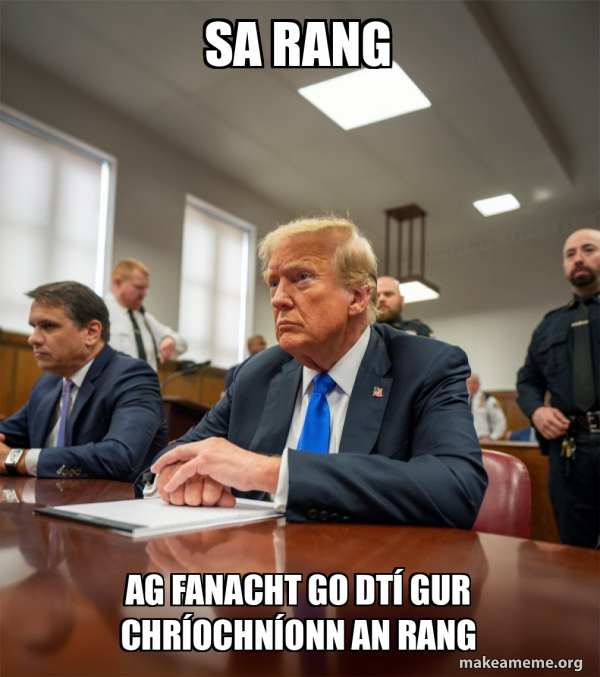 Sa rang Ag fanacht go dtí gur chríochníonn an rang - Trump Court Room ...